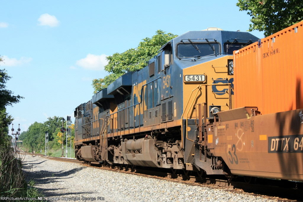 CSX 5431 and train Q033
